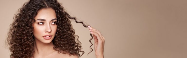 Cheveux bouclés Femme : Routine & Entretien l Le Coiffeur Français